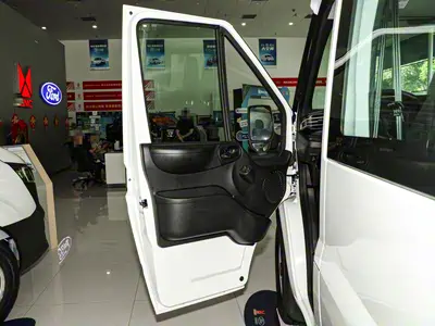 江铃福顺 2025款 2.0T 8AT柴油短轴低顶商务型7座（非营运） 江铃 4/39张图片大全_汽车座椅图库-汽车之家