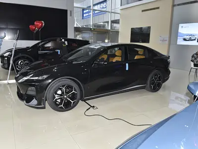 深蓝SL03 2025款 增程运动型 深蓝汽车 4/8张图片大全_汽车外观图库_星矿黑-汽车之家