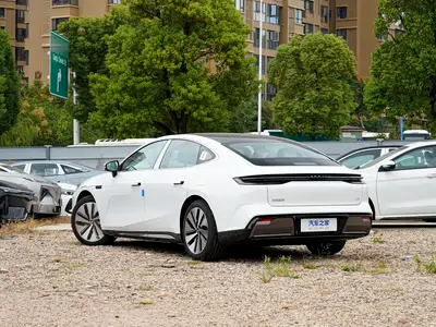 银河E8 2024款 550km 后驱MAX 吉利银河 5/8张图片大全_汽车外观图库_柳霜白-汽车之家