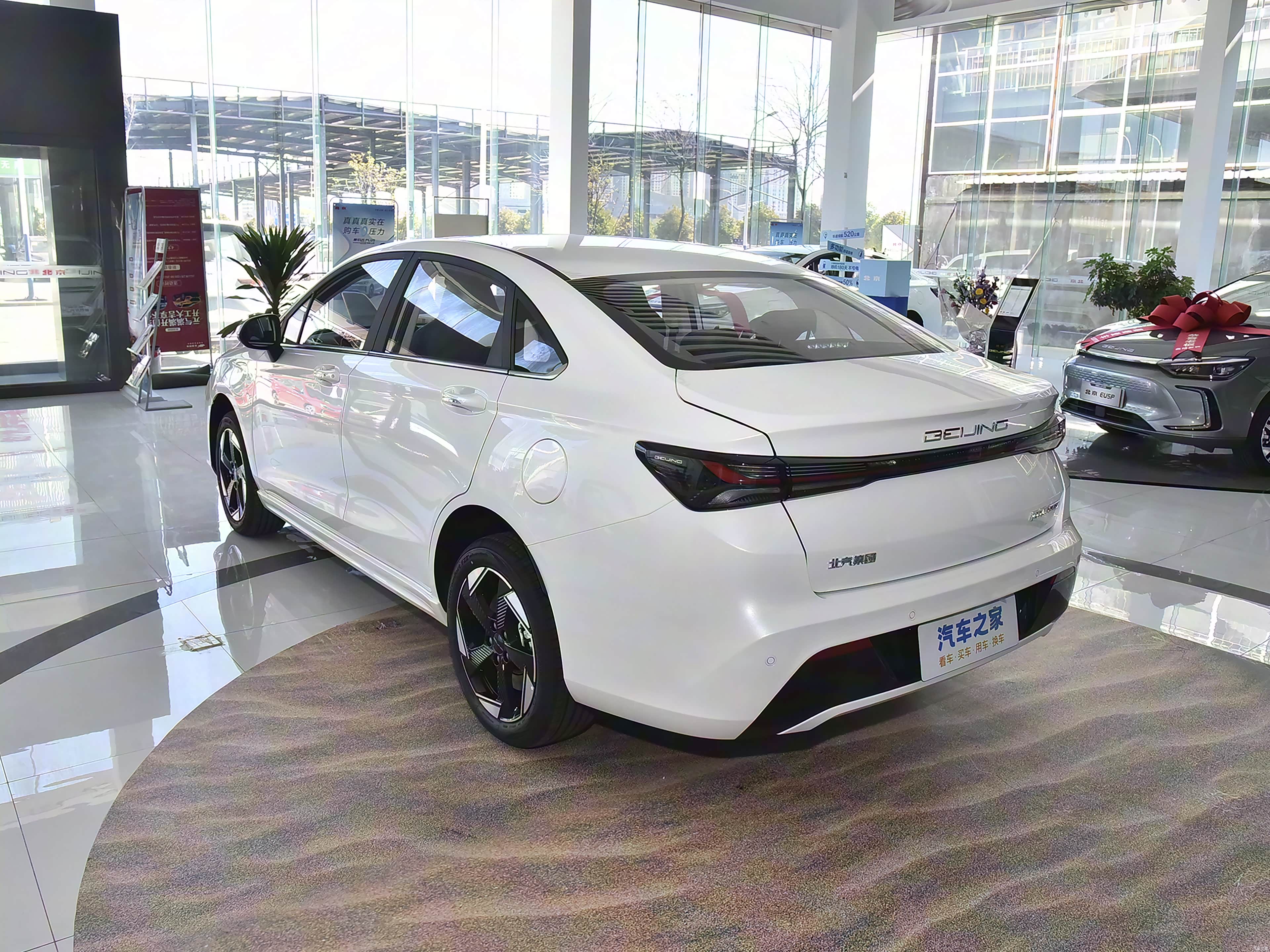 北京EU5 PLUS 2024款 R500 标准出行版 北京汽车 5/28张图片大全_汽车外观图库-汽车之家