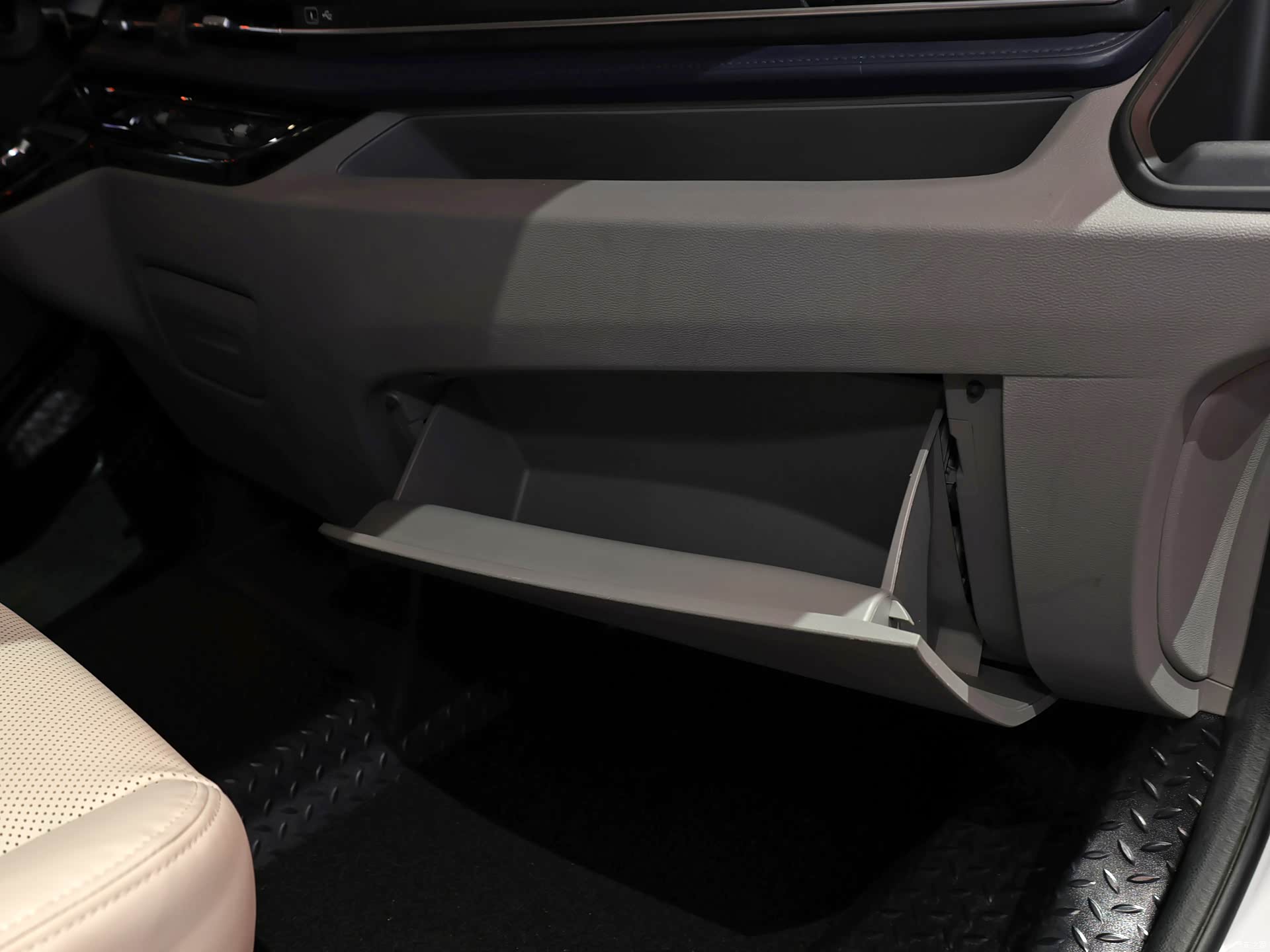 上汽大通MAXUS 生活家PHEV 2025款 双拓旗舰版 上汽大通MAXUS 18/18张图片大全_汽车内饰图库-汽车之家