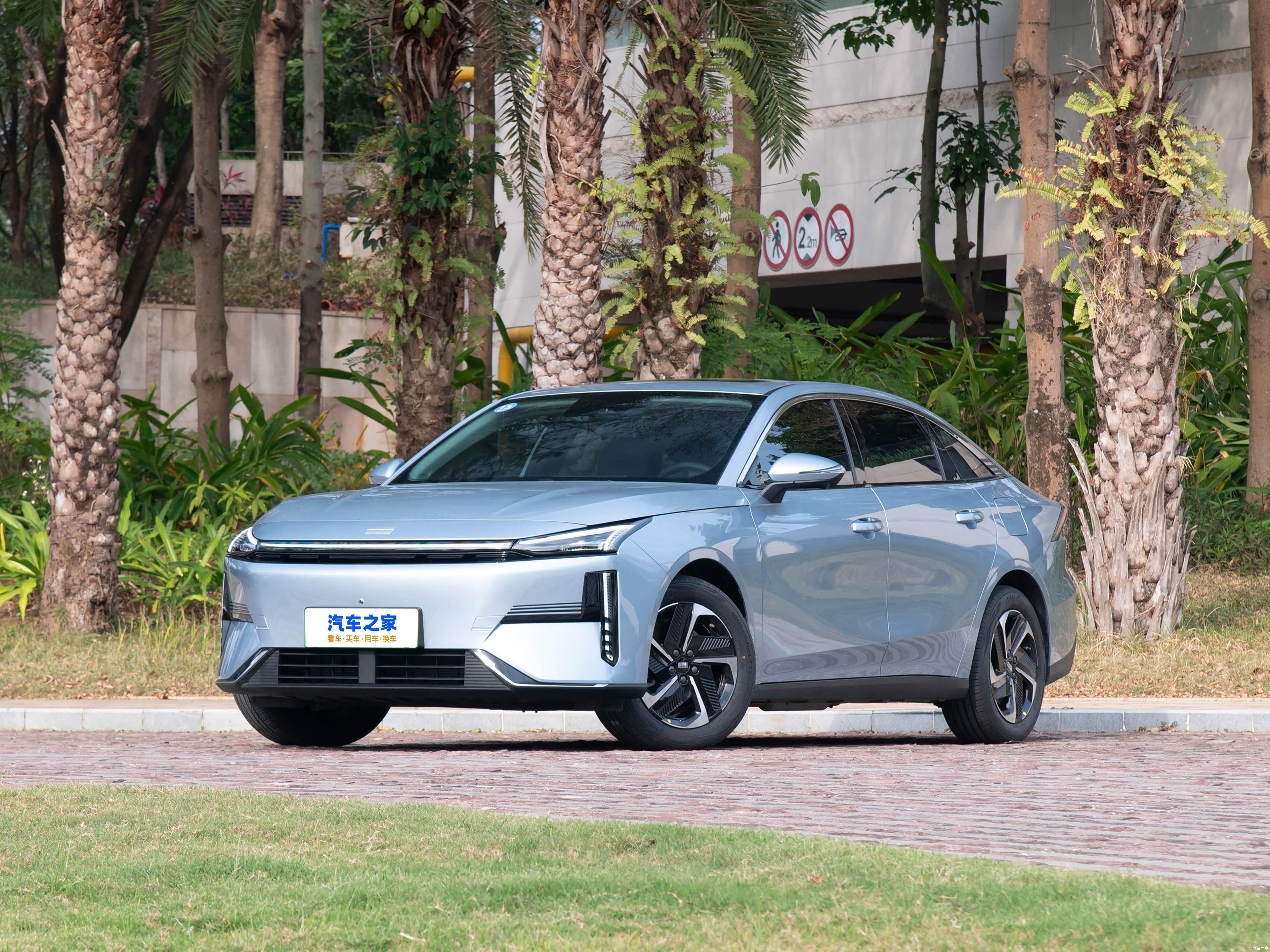 银河L6 2025款 EM-i 140km 星舰版 吉利银河 1/8张图片大全_汽车外观图库_水光蓝-汽车之家