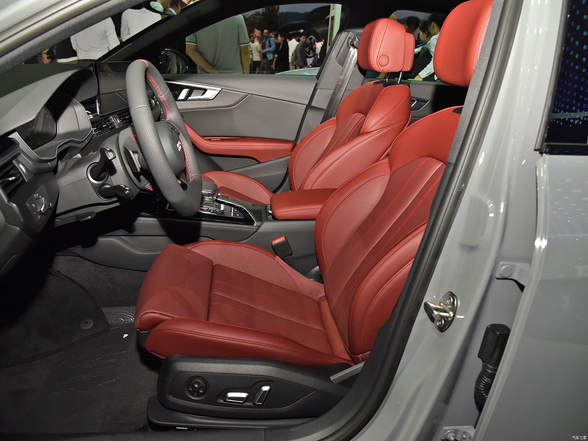 奥迪A4L 2025款 200万辆悦享版 40 TFSI 豪华动感型 B&O 星夜版 奥迪 156/189张图片大全_汽车座椅图库-汽车之家